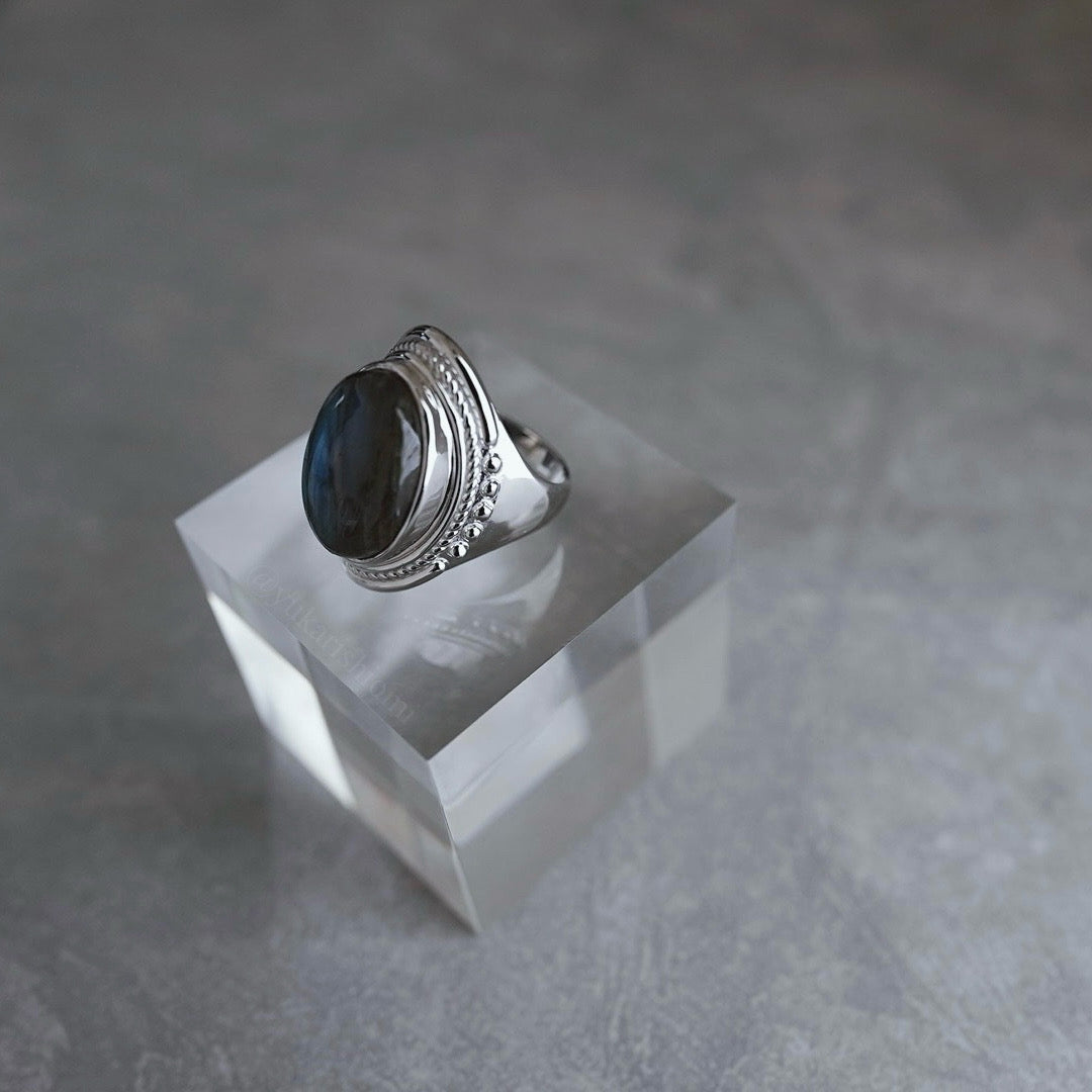 月と太陽 Moon and sun labradorite ring.【予約】 – Yukari Shiomi -YUKARIS-