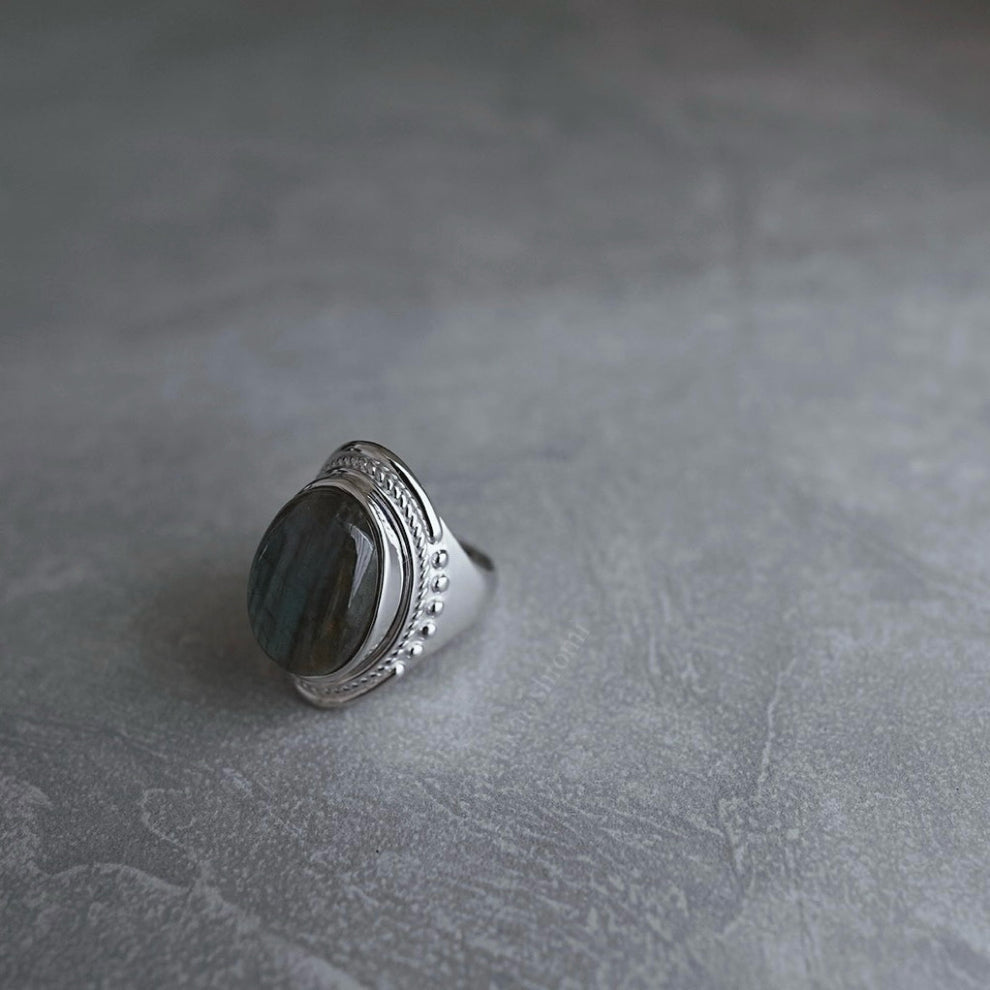 月と太陽 Moon and sun labradorite ring.【予約】 – Yukari Shiomi -YUKARIS-